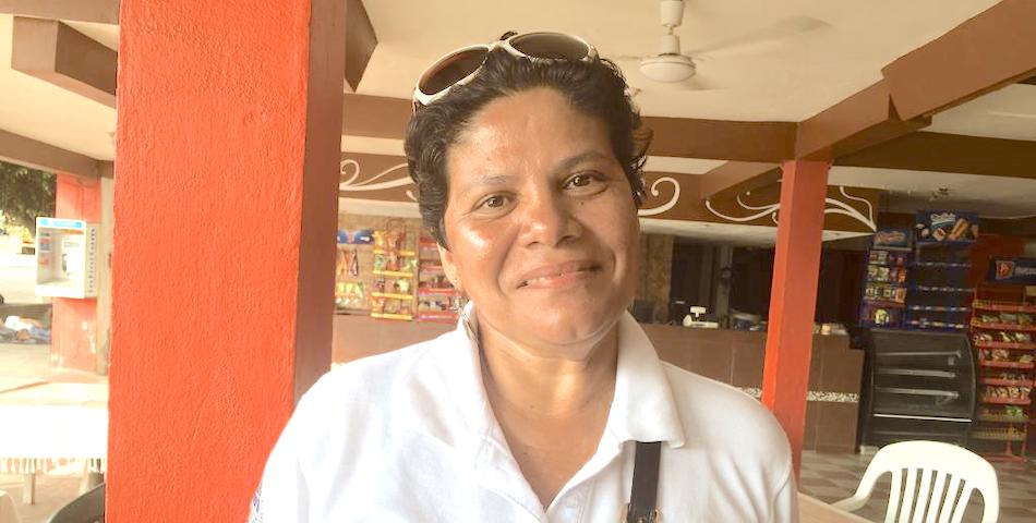 Periodista hondureña deja su profesión para sumarse al éxodo de ...